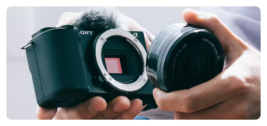 Sony ZV-E10 Vlog Camera With 16-50mm Lens LN137792 - ZVE10LBDI.EU | SCAN UK